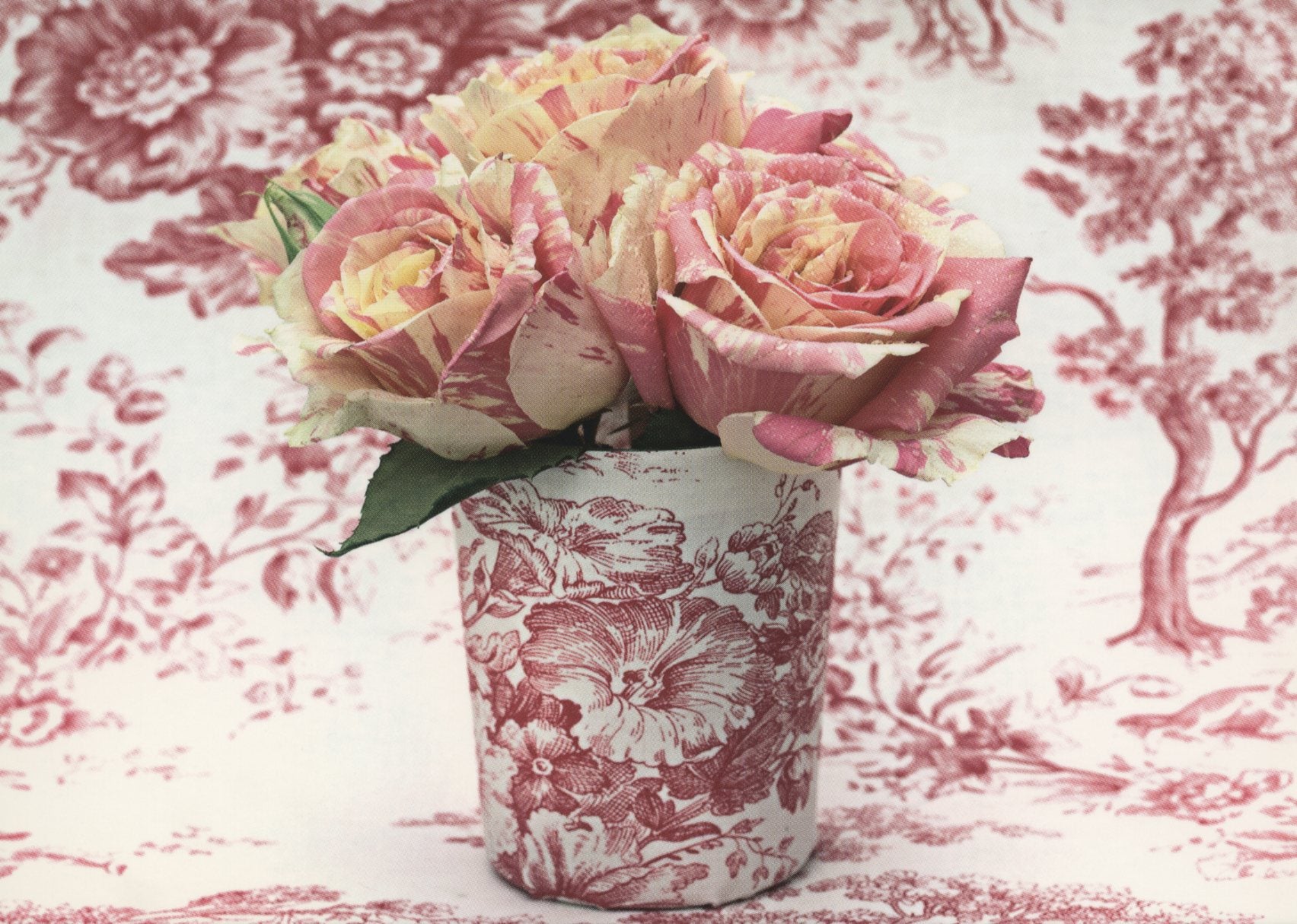 Bouquet de Roses Jaunes sur Fond de Toile de Jouy by Camille Soulayrol ...